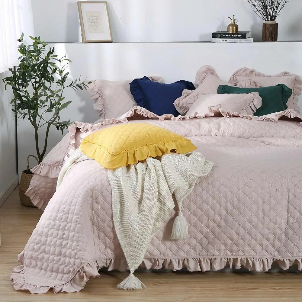 Spod Igły i Nitki Přehoz na postel s volánky 240x220 Ruffy pudrově růžový volánkový přehoz glamour dekorativní