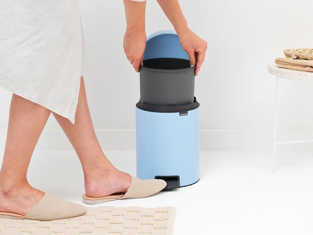 Brabantia NEWICON Pedálový odpadkový koš 5 l - světle modrá