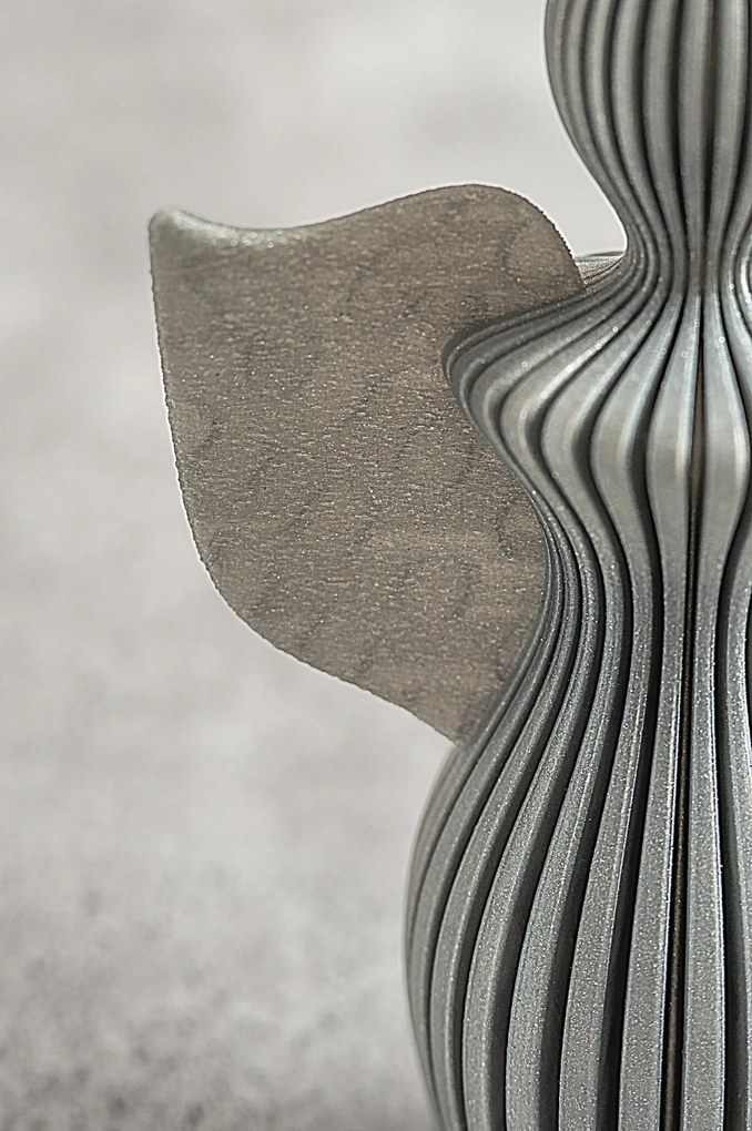 ANDĚL CARO - Designová soška ve tvaru anděla, s jemným vzorem, kamená šeď