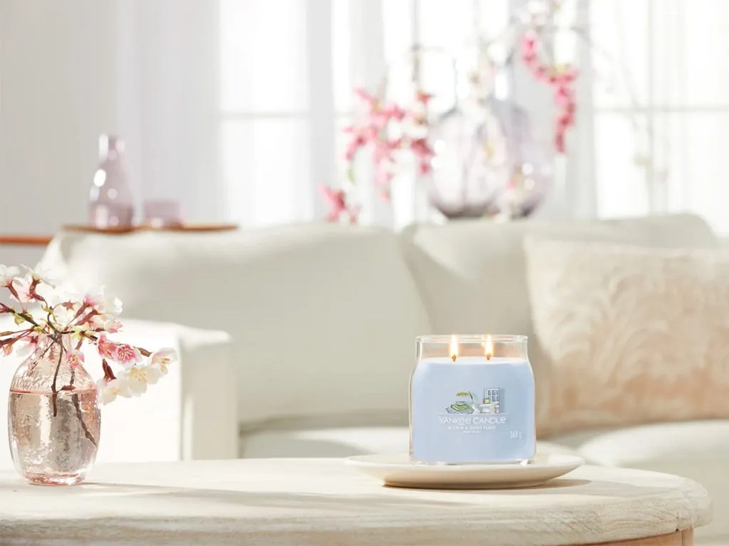 Yankee Candle – Signature svíčka A Calm & Quiet Place (Klidné a tiché místo) Velikost: střední 368 g