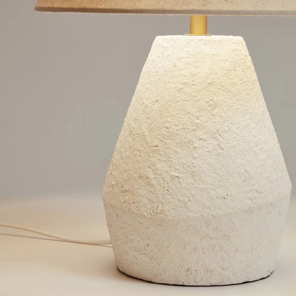 Bílá stolní lampa s textilním stínidlem (výška 43 cm) Noara – Kave Home