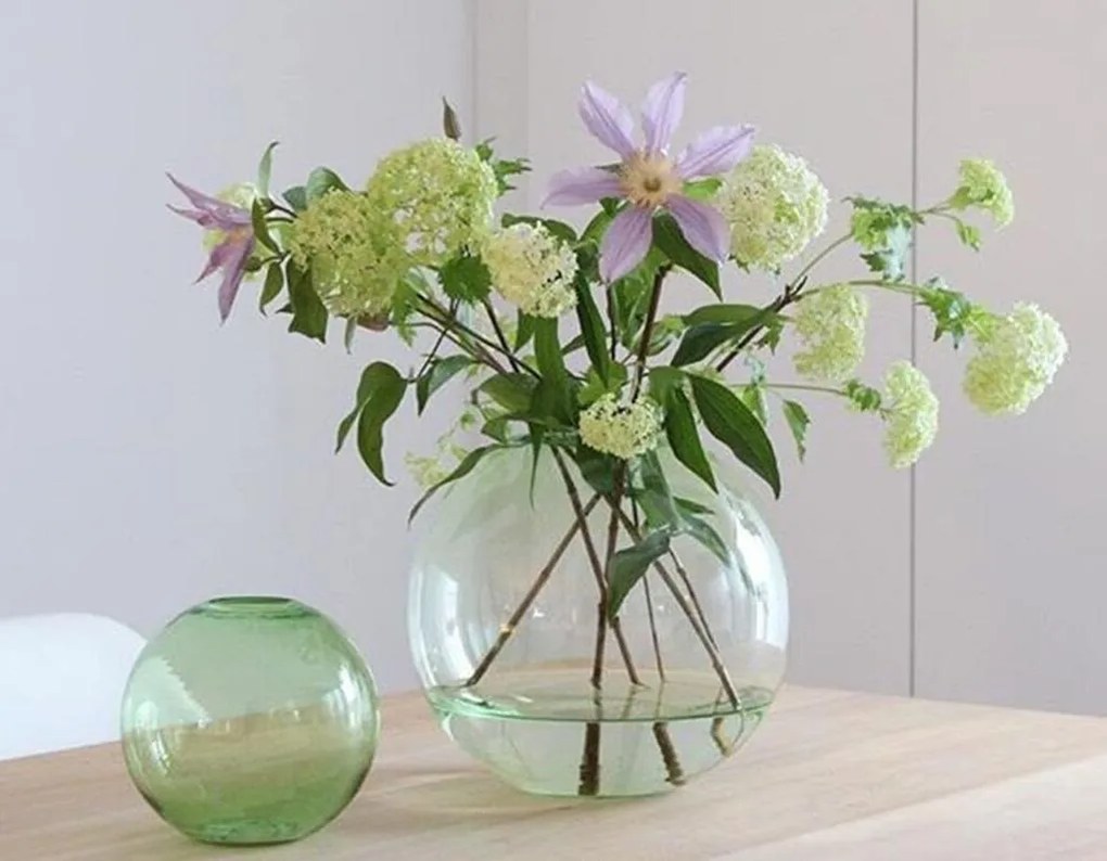 COOEE Design Kulatá skleněná váza Ball Glass Green 15 cm, zelená barva,  sklo | BIANO