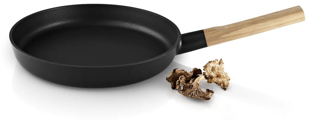 Pánev s dřevěnou rukojetí Nordic kitchen, 28 cm Eva Solo
