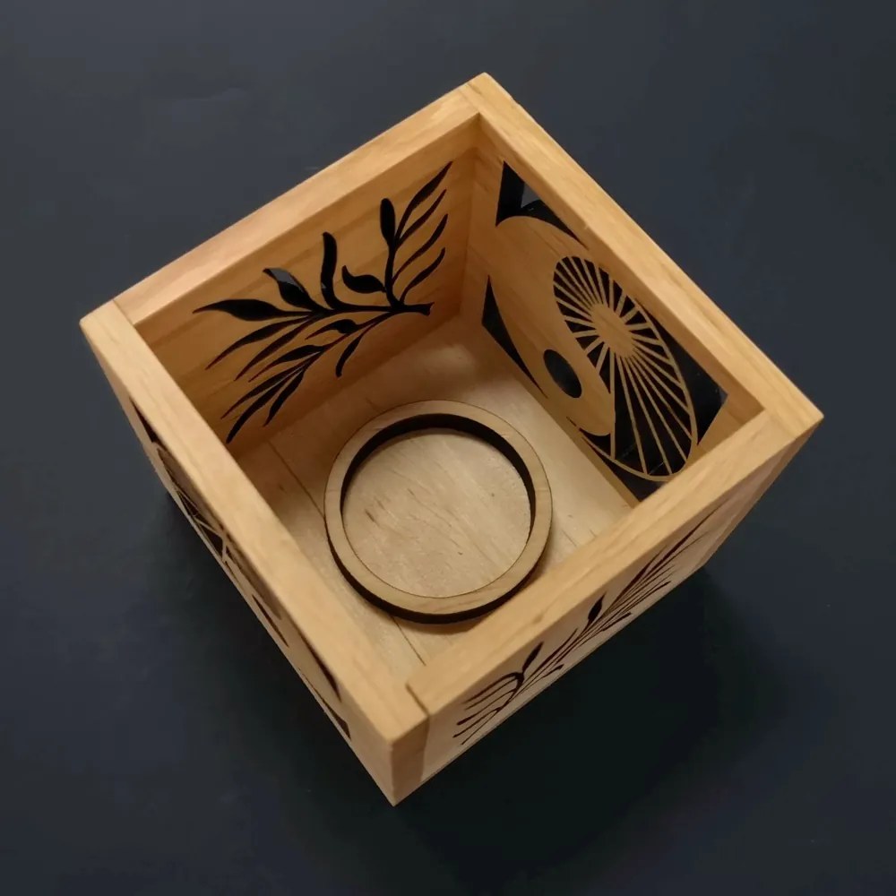 AMADEA Dřevěný svícen krychle s motivem jin-jang a větvičky, masivní dřevo, 10x10x10 cm