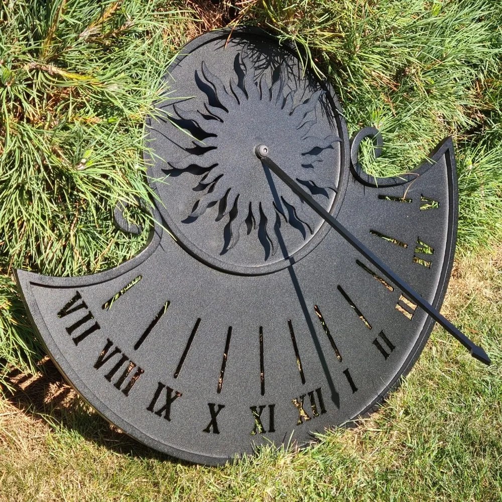 Sluneční hodiny SOLE03 - 65x53 cm vyrobené z masivního kovu