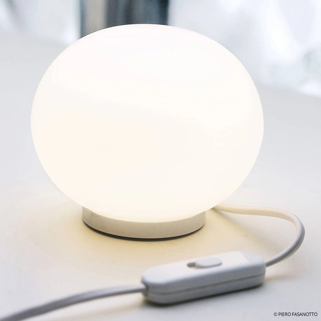 FLOS Mini Glo-Ball T - kulová stolní lampa