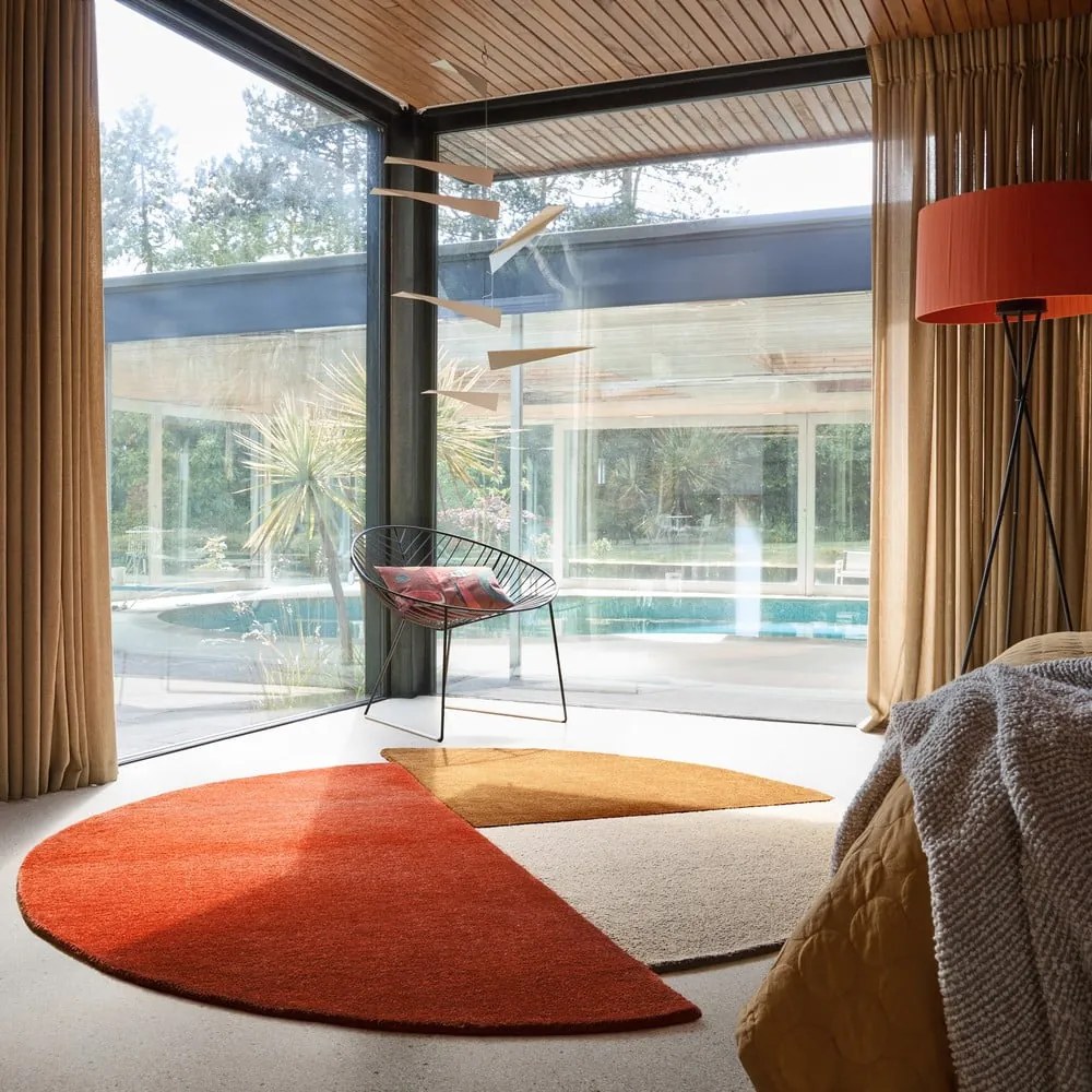 Ručně tkaný vlněný kulatý koberec v cihlové barvě ø 150 cm Mia Segment – Flair Rugs
