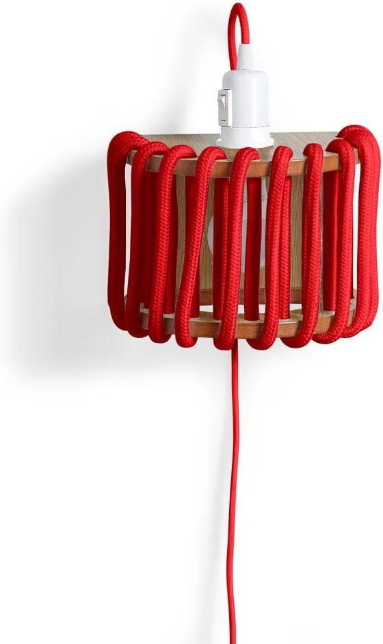 Červená nástěnná lampa s dřevěnou konstrukcí EMKO Macaron, délka 20 cm