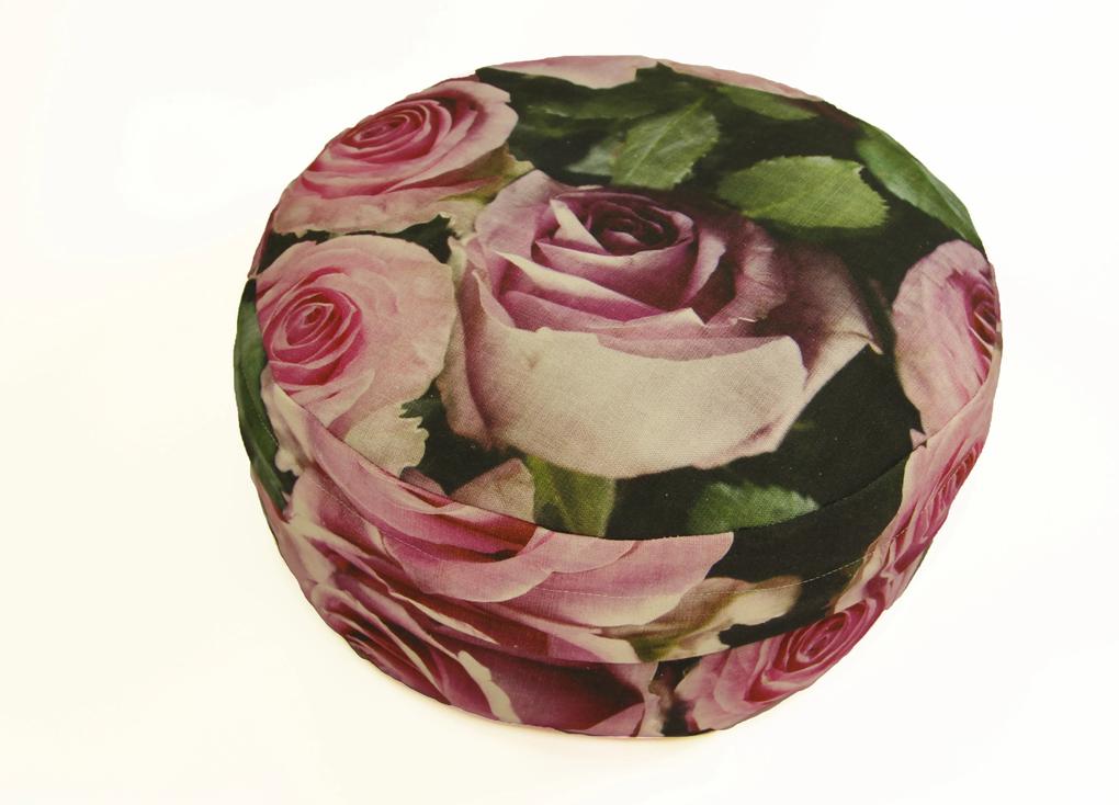 S radostí - vlastní výroba Meditační polštář s růžemi Velikost: ∅35 x v12 cm