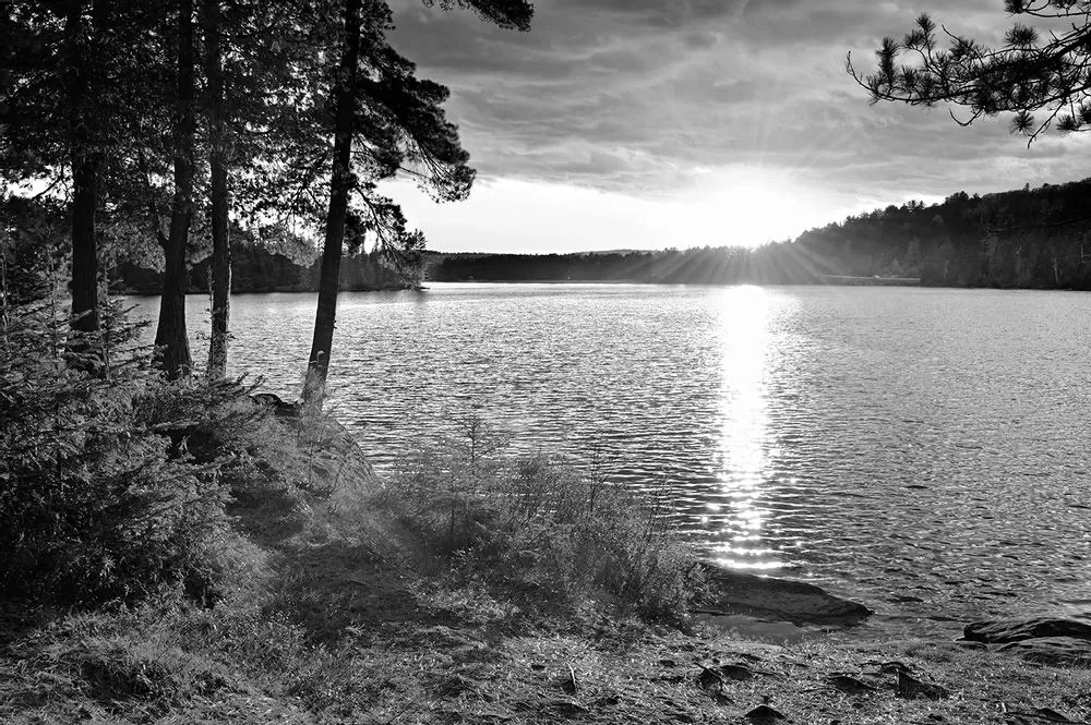Samolepící fototapeta západ slunce nad jezerem v černobílém provedení - 300x200 cm