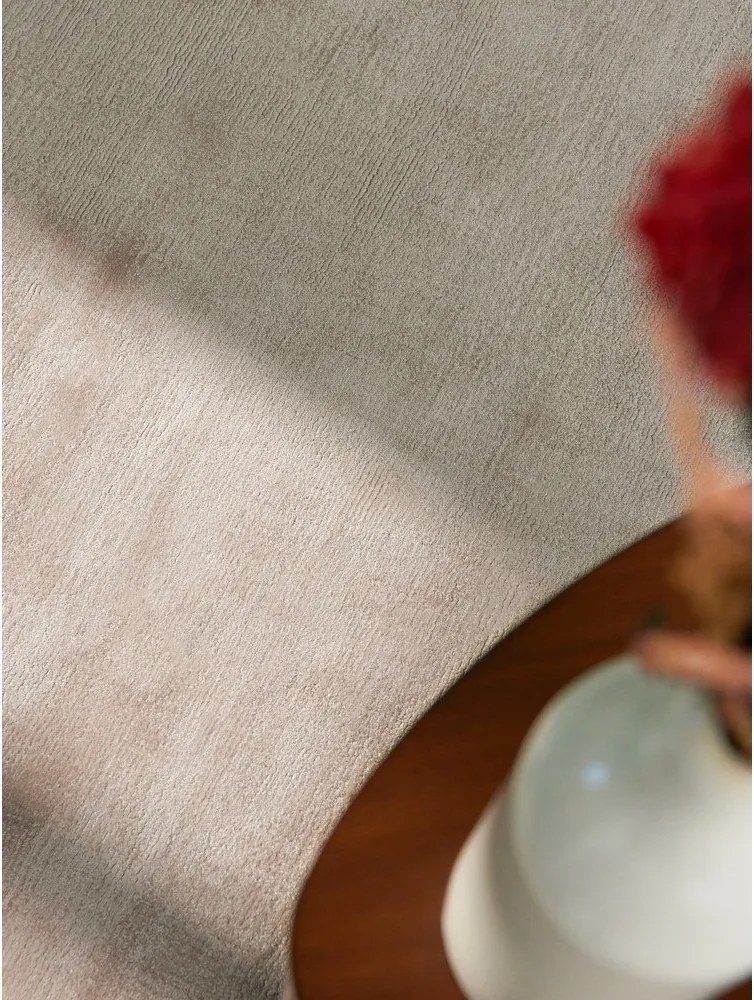 Béžový ručně tkaný koberec z viskózy 200x300 cm Noemi – Vikosa