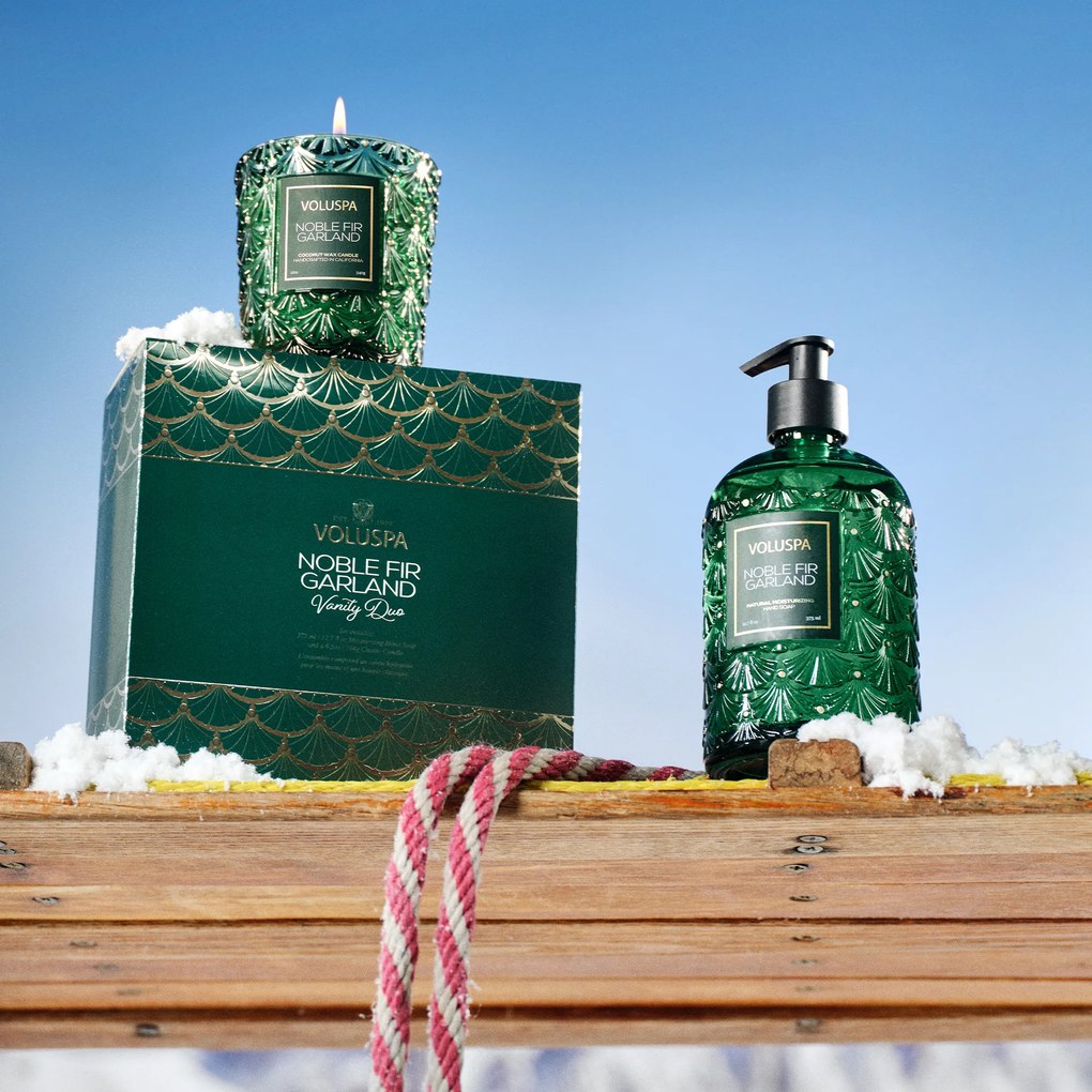 dárková sada Noble Fir Garland, tekuté mýdlo ve skle 375 ml + svíčka 184 g