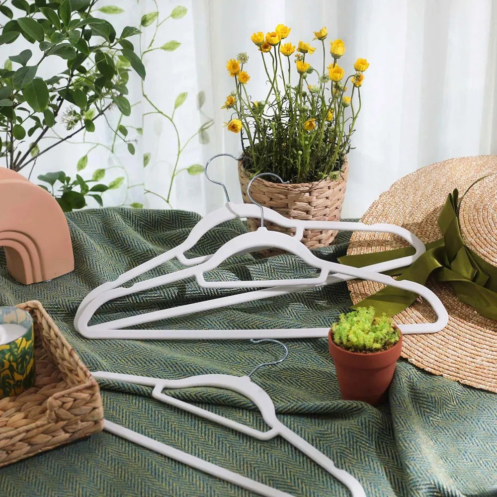 Sada sametových protiskluzových ramínek CHIC, 50 ks, bílá SongmicsHome
