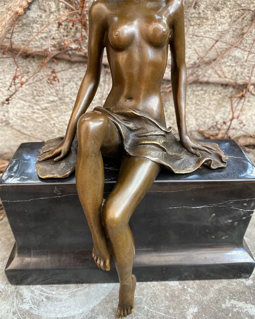 Erotická bronzová socha soška - Polonahá sexy žena