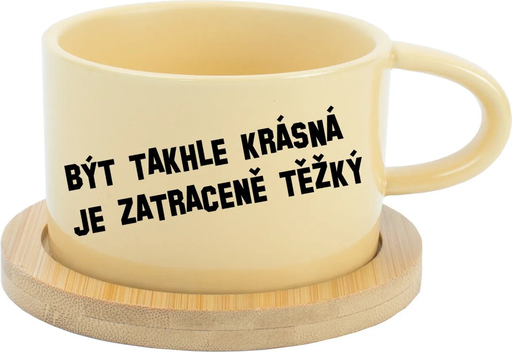 BÝT TAKHLE KRÁSNÁ JE ZATRACENÉ TEŽKÝ - žlutý hrníček makronka 200 ml