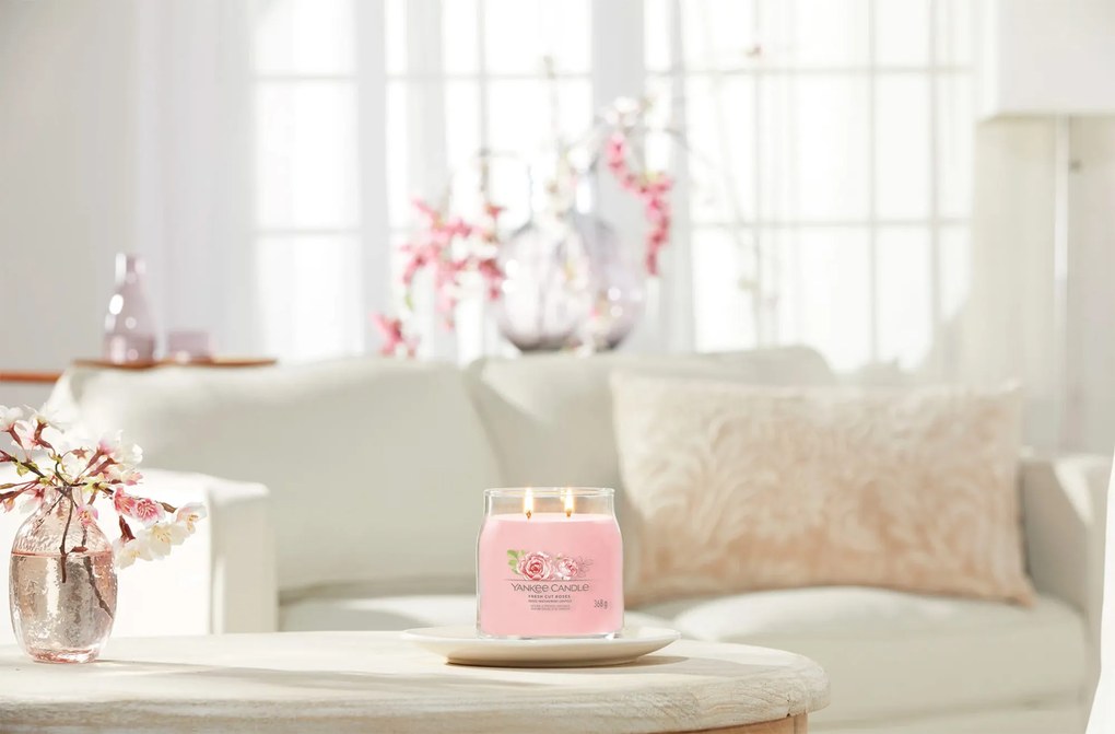 Yankee Candle – Signature svíčka Fresh Cut Roses (Čerstvě nařezané růže) Velikost: střední 368 g