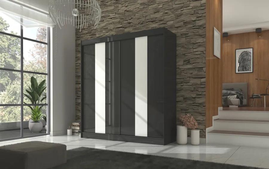 Prostorná černá skříň 210 cm s posuvnými dveřmi