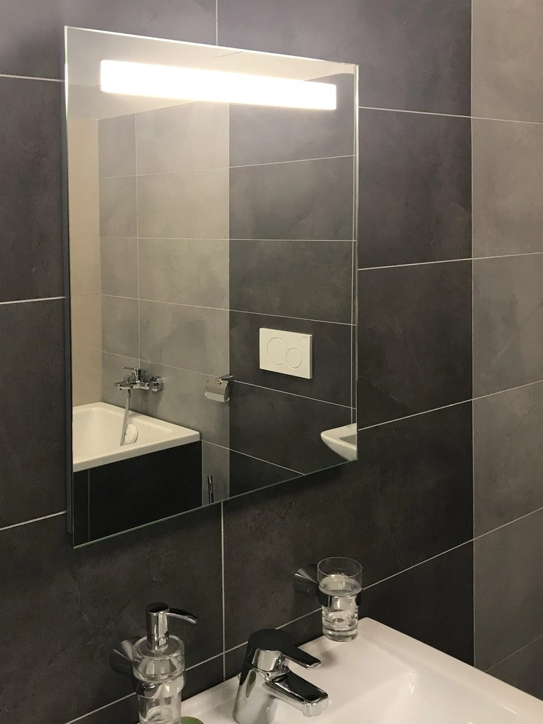 Amirro Zrcadlo na zeď chodbu do pokoje ložnice předsíně koupelny LUNA - 50 x 70 cm s LED podsvíceným pruhem 900-988