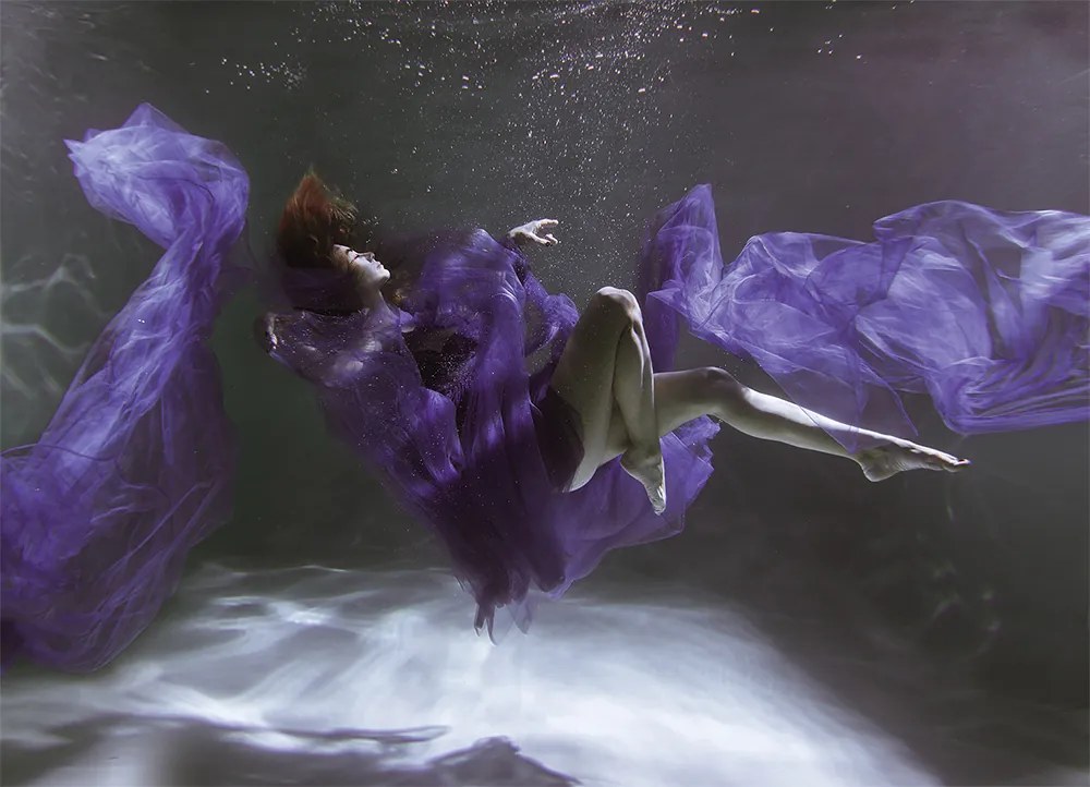 Malvis ® Tapeta Žena s hedvábím pod vodou Vel. (šířka x výška): 360 x 260 cm