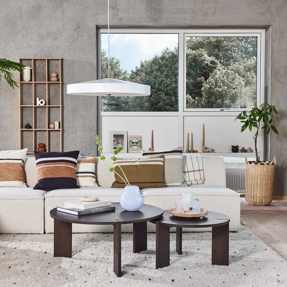 Kulatý konferenční stolek z jasanového dřeva v tmavě přírodní barvě ø 65 cm Oy – OYOY Living Design