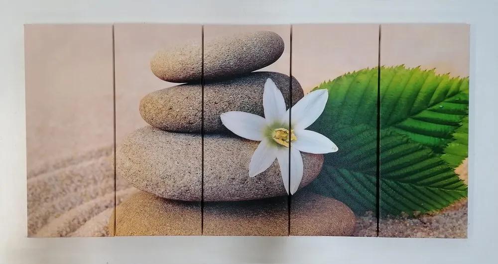 5-dílný obraz bílý květ a kameny v písku Varianta: 200x100