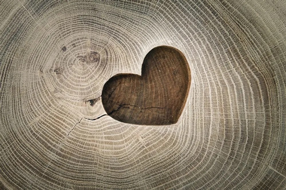 Samolepící tapeta symbol lásky na dřevě - 150x100 cm