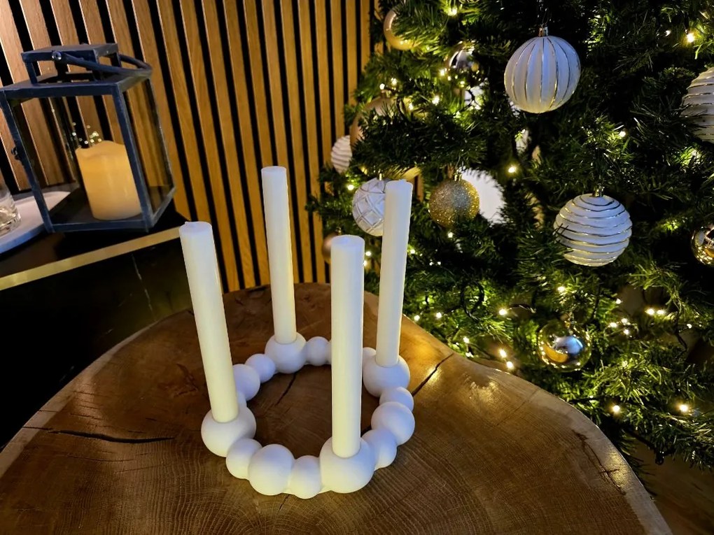 VOJA HOME Adventní a vánoční věnec na 4 konické svíčky z modifikované pryskyřice, bílý, průměr 20 cm