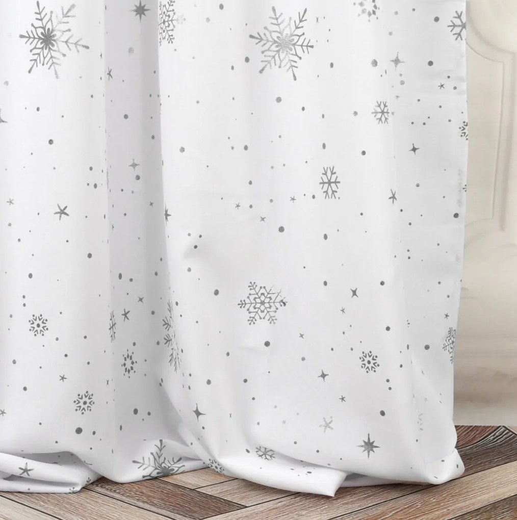 Vánoční dekorační závěs s řasící páskou XMAS TIME bílá stříbrné vločky 145x250 cm (cena za 1 kus) MyBestHome