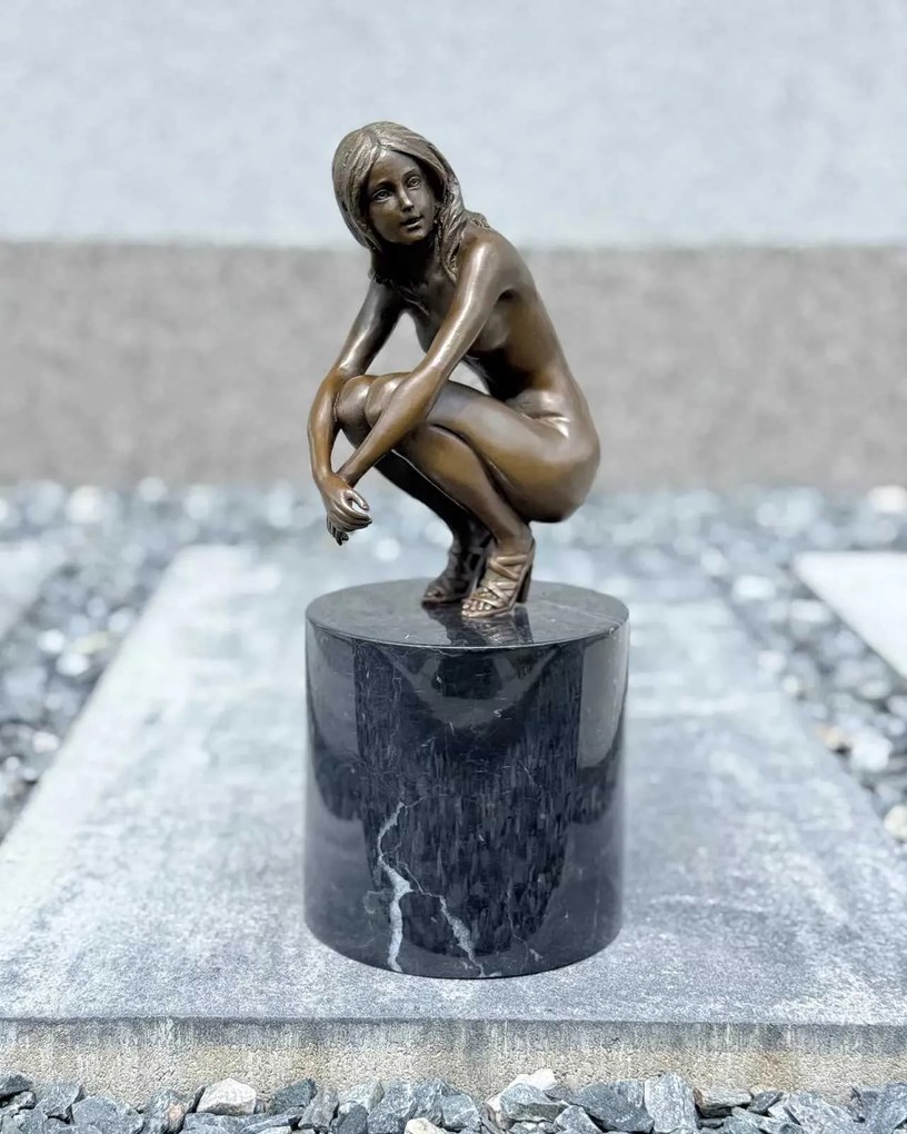 Bronzová socha - Nahá žena v podřepu