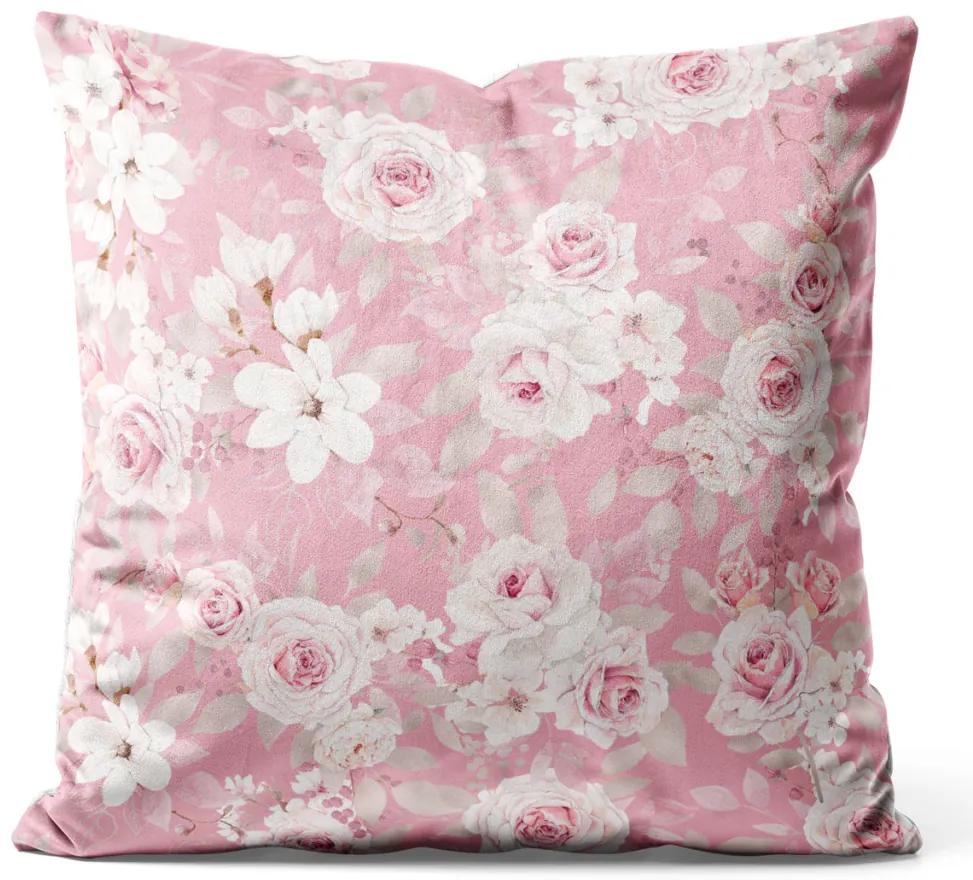 Dekorační velurový polštář Rose embrace - jemný květinový vzor v pastelově růžových odstínech