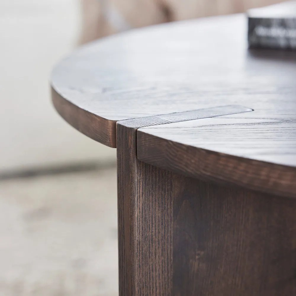 Kulatý konferenční stolek z jasanového dřeva v tmavě přírodní barvě ø 65 cm Oy – OYOY Living Design