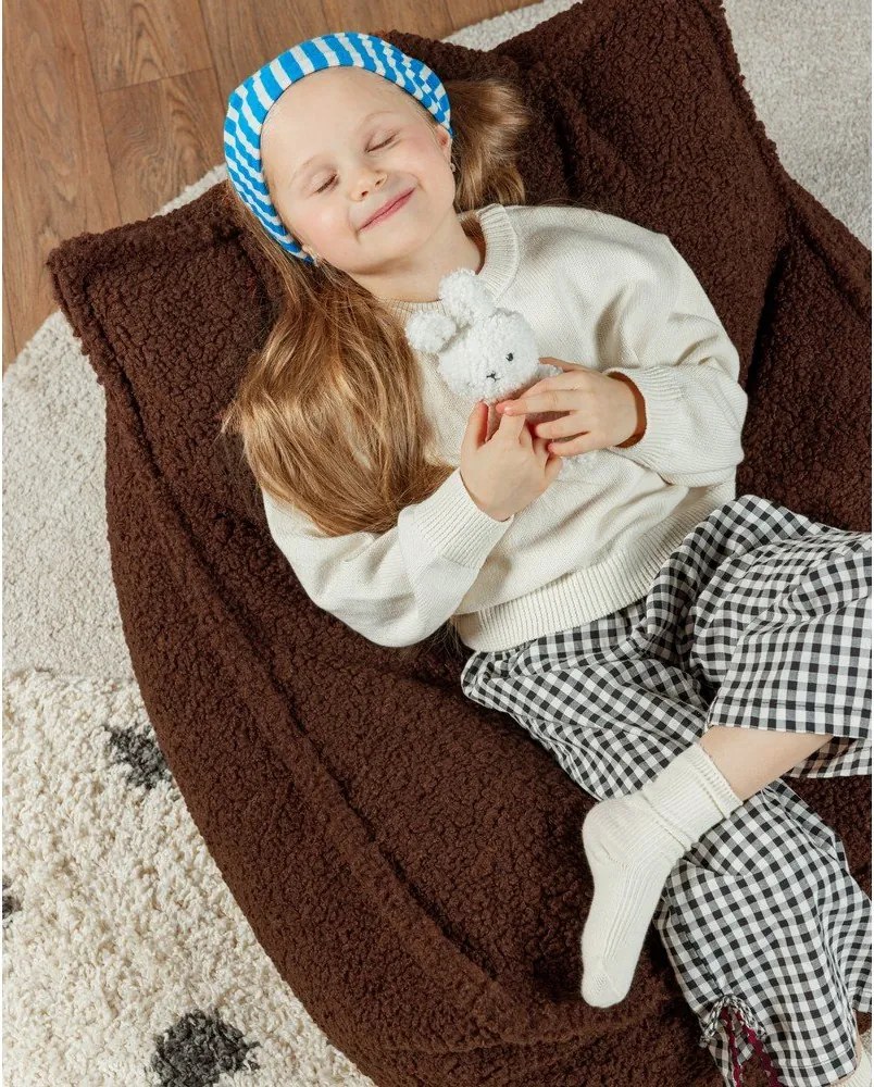 Tmavě hnědý dětský sedací vak z textilie bouclé Warm Hazel – Wigiwama