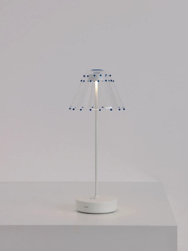 Stínidlo na stolní lampu Swap s malými tečkami skleněné nebově modré