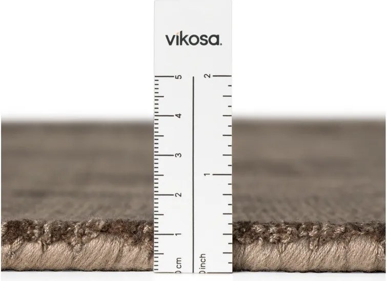 Hnědý ručně tkaný koberec z viskózy 80x150 cm Noemi – Vikosa