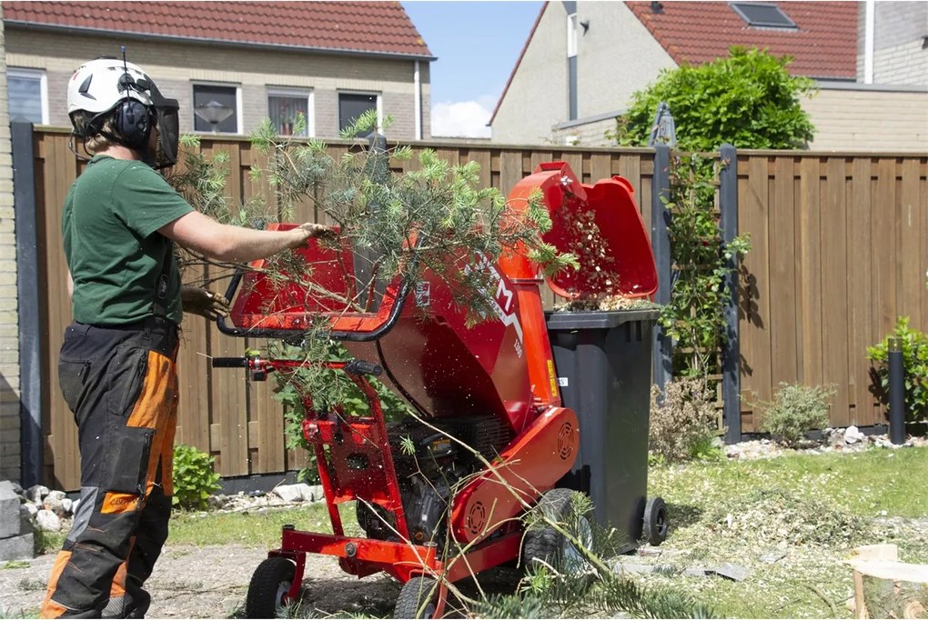 GTM Professional GTM GTS 1300 WDG - benzinový drtič dřeva s pojezdem