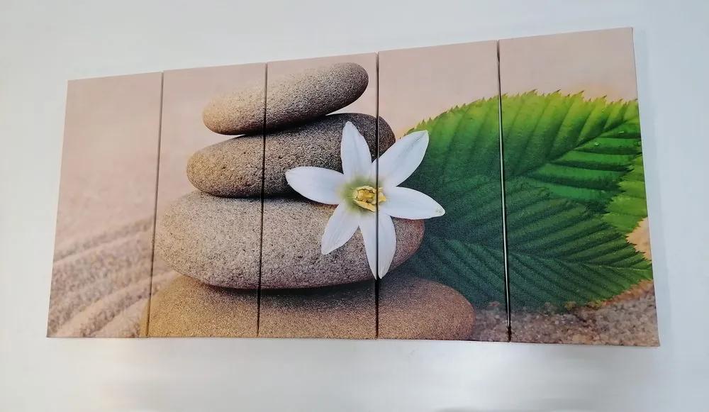 5-dílný obraz bílý květ a kameny v písku Varianta: 200x100