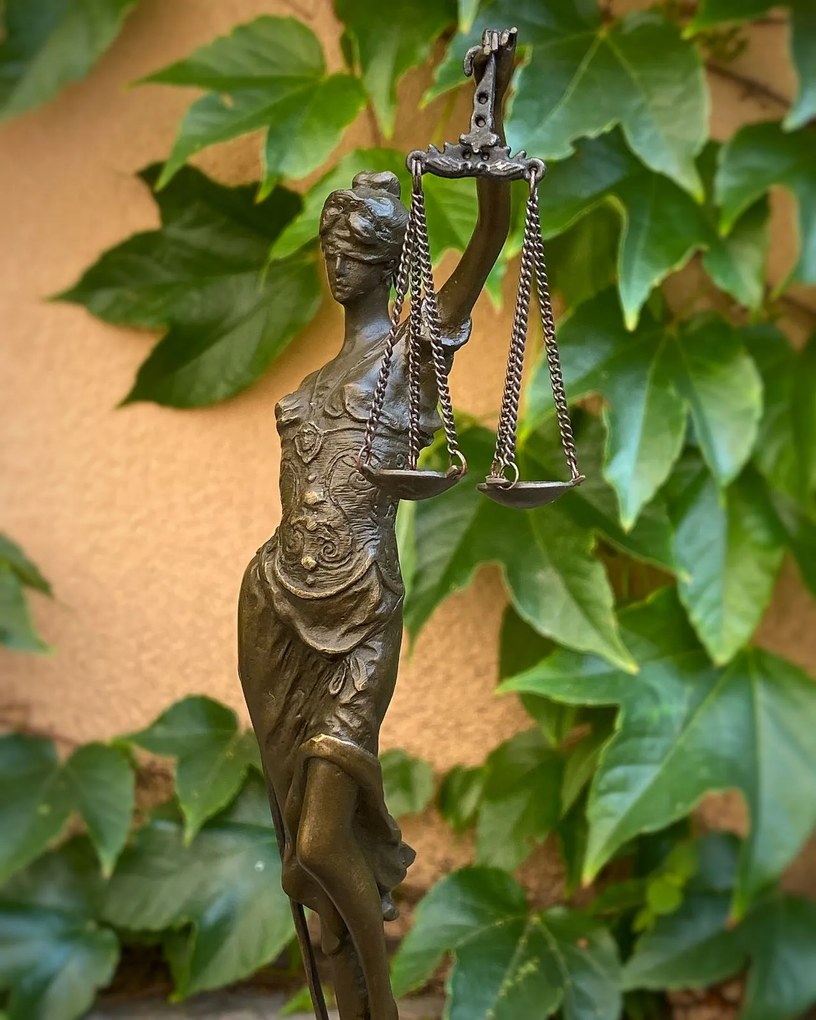 Bronzová socha justice spravedlnost