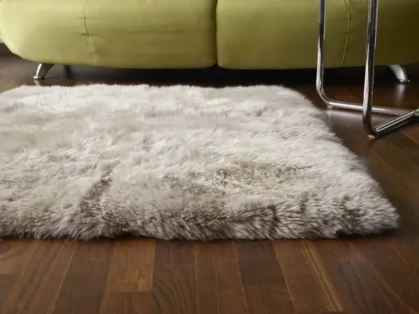 German Huňatý koberec Shaggy / 120 × 60 cm / 100% jehněčí kůže / béžová