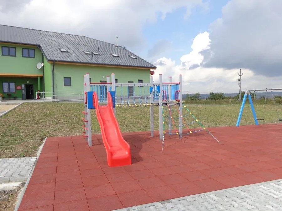 Černá gumová dlaždice (V30/R15) - délka 50 cm, šířka 50 cm a výška 3 cm