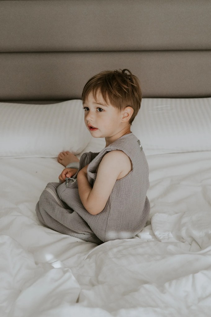 Sleepee Mušelínový spací pytel s nohavicemi PÍSKOVÝ Zvolte rozměr: M (3 - 4 roky)