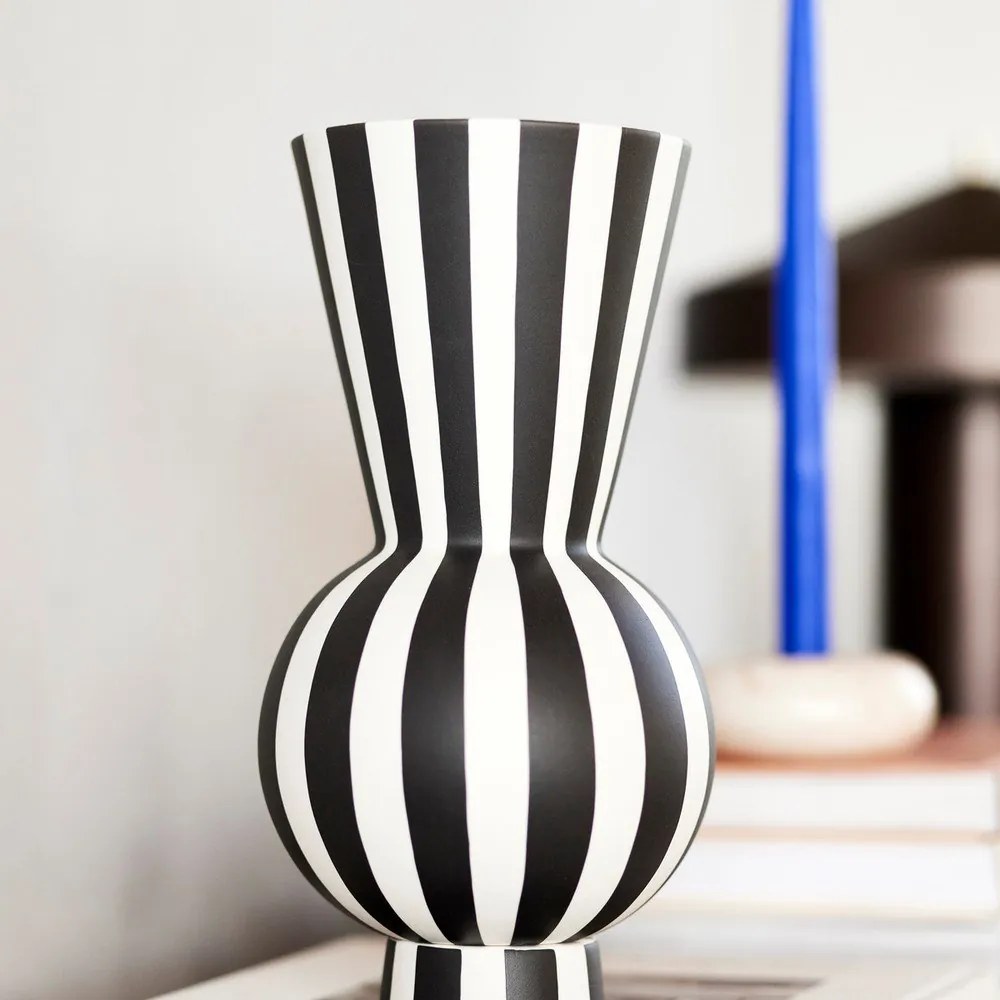 Bílá/černá ručně vyrobená váza z kameniny (výška 28 cm) Toppu – OYOY Living Design