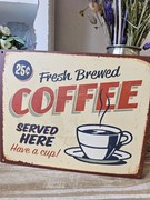 Žlutá antik nástěnná kovová cedule Fresh Coffee - 25*20cm