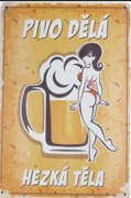 Plechová cedule Pivo dělá hezká těla