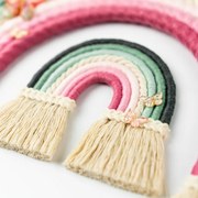 Malá zeleno-růžová macramé duha s motýlky