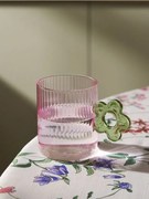 Sinsay - Rýhovaný skleněný hrnek s ozdobným uchem - pastelová růžová