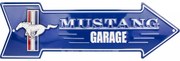 Plechová cedule Mustang garage arrow, 15cm x 50cm