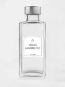 Samolepka na láhev MONIN KARAMELOVÝ 5 x 5 cm – bílá vinylová, voděodolná, omyvatelná samolepka na dózy, základní písmo
