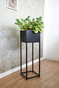Květináč na vysokých nohách ELEVATE SQUARE, ocel, výška 79 cm, černý mat