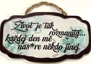 Bondecor Dřevěná dekorace "Život je tak rozmanitý... každej den mě nas*re někdo jinej" 18x10cm