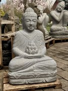 Buddha z říčního kamene s lotosovým pupenem – 60 cm